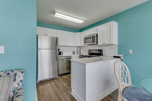 Apartamento em Condomínio Fechado, 1 quarto | Cozinha privada | Um frigorífico, um forno, uma cafeteira/bule 