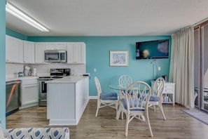 Apartamento em Condomínio Fechado, 1 quarto | Cozinha privada | Um frigorífico, um forno, uma cafeteira/bule 