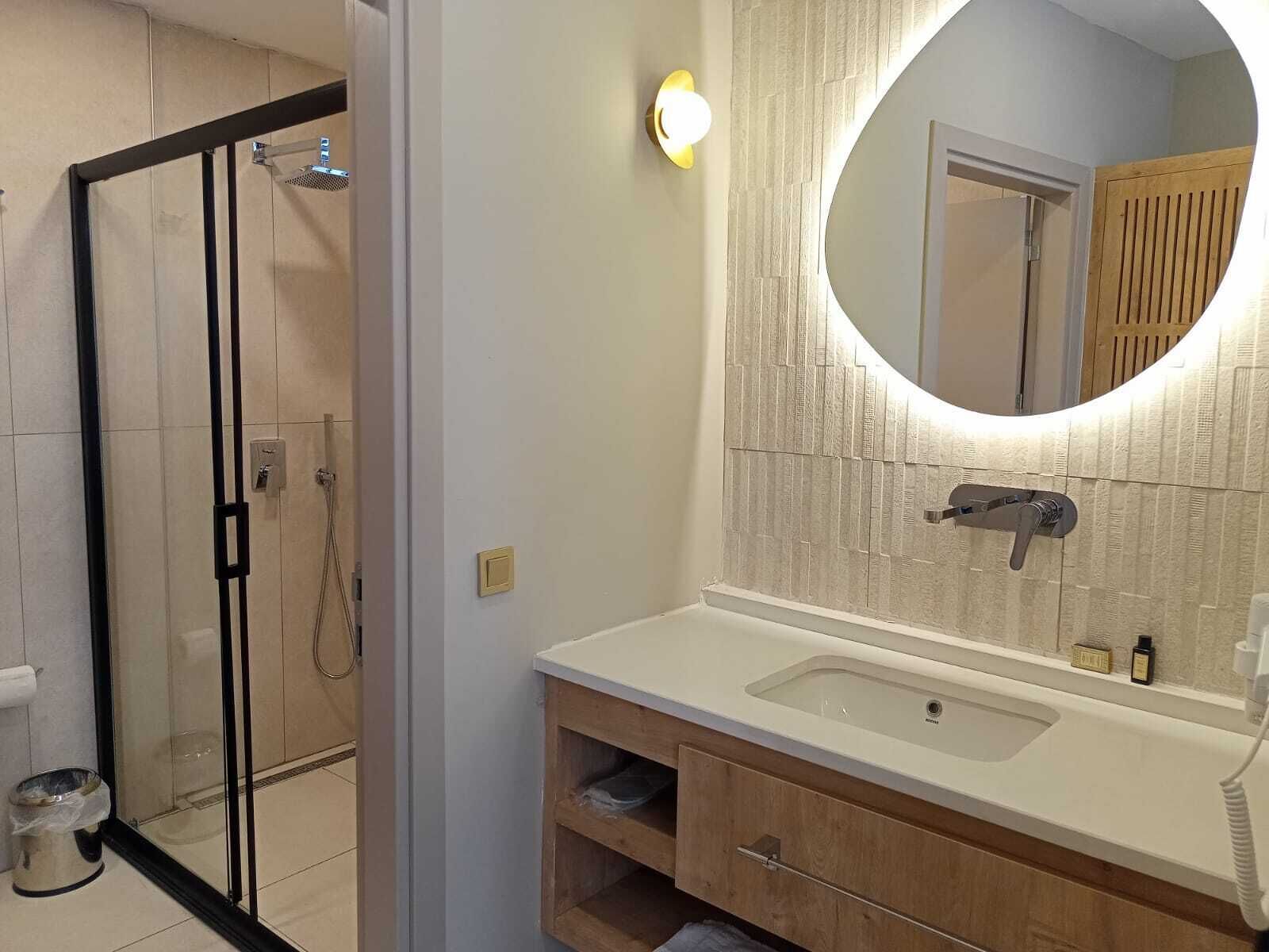 Quarto Duplo Standard, vista para o mar | Casa de banho | Um secador de cabelo, chinelos 