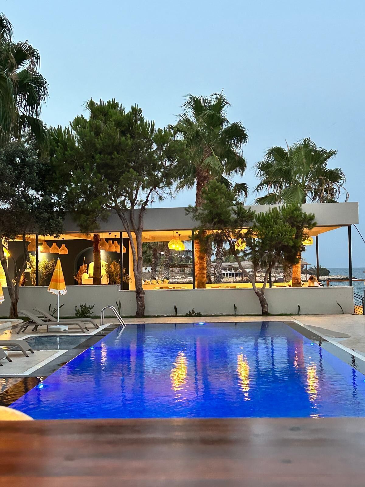 Piscina externa, guarda-sóis, espreguiçadeiras