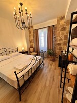 Quarto casal standard, 1 cama Queen, vista para o pátio | Espaço de trabalho para notebook, Wi-Fi de cortesia