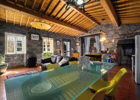 TV de ecrã plano, brinquedos