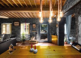 TV de ecrã plano, brinquedos