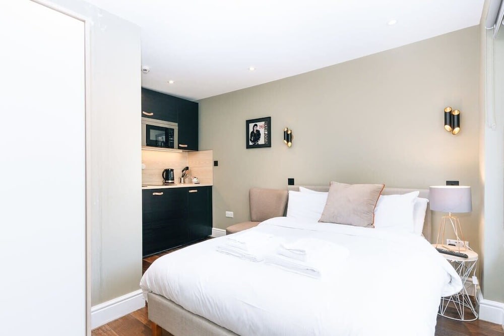 The Knaresborough - Stylish Studio With Balcony - London