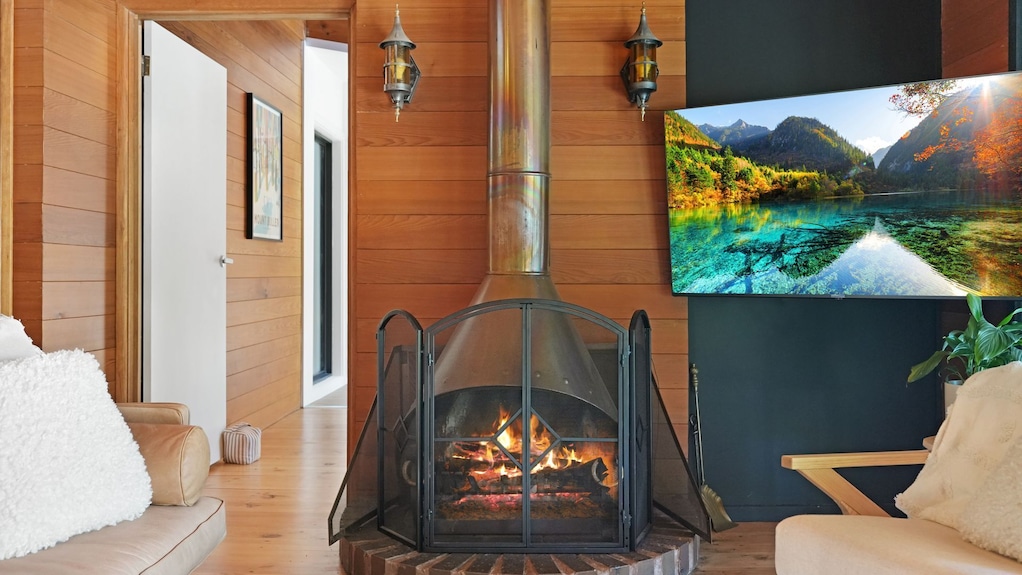 Hil & Jack's - Cozy Cabin With Modern Twist | Seasonal Pool | Delatite River Frontage - 마운트 불러