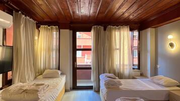 Quadruple Room | Lençóis de algodão egípcio, roupa de alta qualidade, minibar