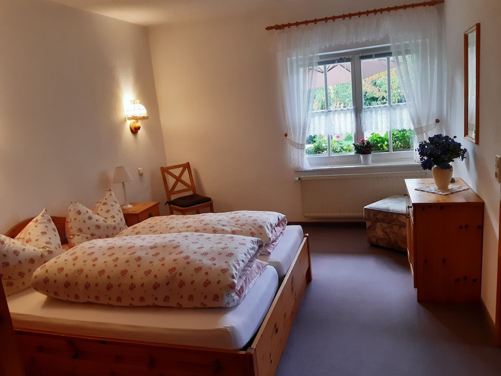 Ruhige Ferienwohnung Mit Kleiner Gartenterrasse - Riesa