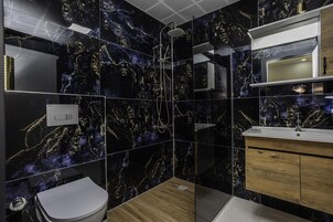 Um polibã, um secador de cabelo, toalhas fornecidas 