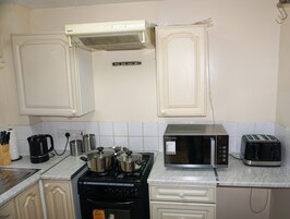 Casa | Cozinha privada | Um frigorífico, um micro-ondas, um forno, uma placa de cozinha 
