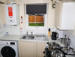 Casa | Cozinha privada | Um frigorífico, um micro-ondas, um forno, uma placa de cozinha
