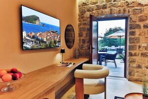 Suite Deluxe, vista para a piscina | Secretária, secretária adequada para computadores portáteis 