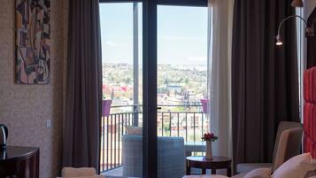 Quarto casal luxo, vista para a cidade | Roupas de cama premium, camas Select Comfort, cofres nos quartos