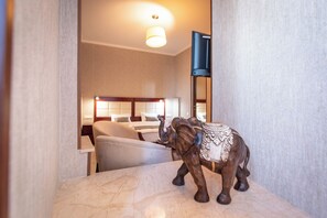 Quarto casal conforto, vista para a cidade | Roupas de cama premium, camas Select Comfort, cofres nos quartos