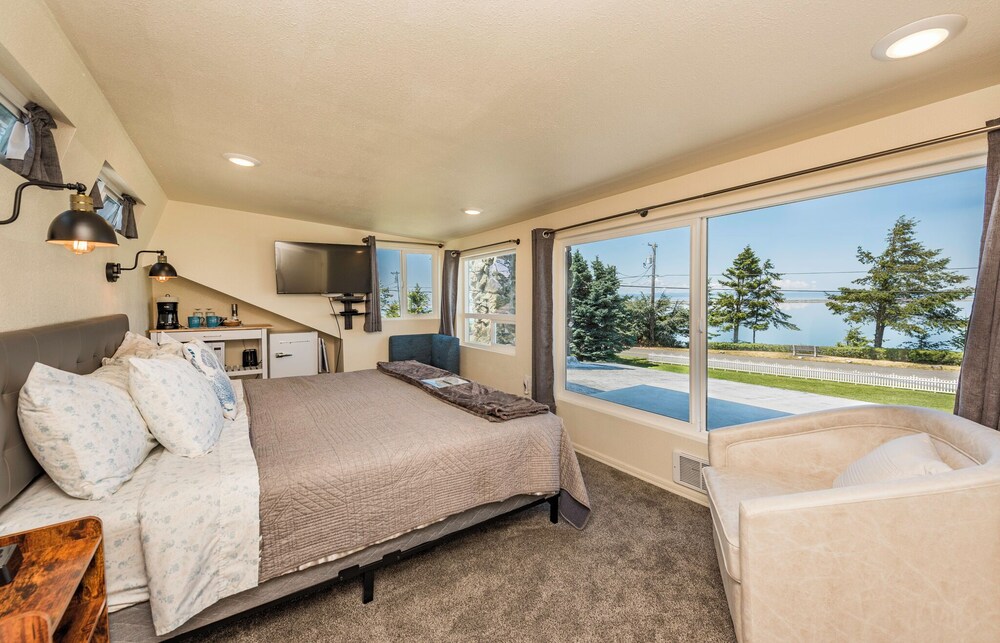Eagle's Nest - 2nd Floor, Stairs, King Bed. - Sequim, WA