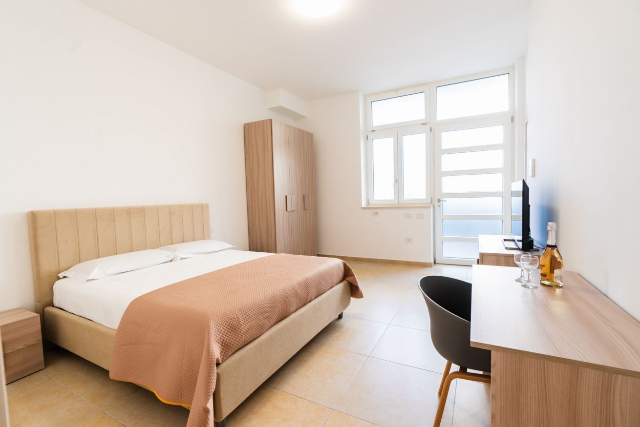 Guesthost - Cozy 24 Sqm Room In Trani, Ideal For 2 People. Located On The Ground Floor Of A Building, It Is Equipped With Air Conditioning And Wifi. Just A Short Walk From The Center Of Trani, It Offers Easy Access To All The Main Attractions. Trani Is A - Trani