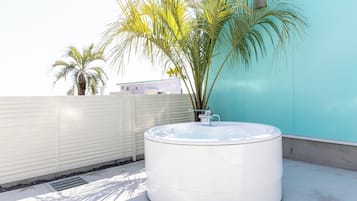 Frigobar (abastecido com itens grátis), roupa de cama