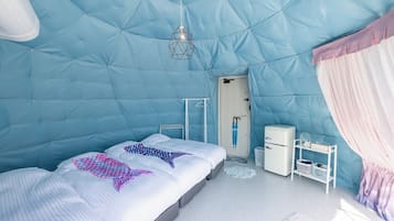 Quarto, para não fumantes (Dome Tent, Beach gate, 4 Single-Beds) | Frigobar (abastecido com itens grátis), roupa de cama
