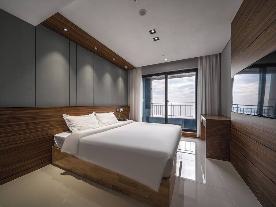 Quarto Duplo Superior, 1 cama queen-size, vista para o oceano | Secretária, Wi-fi grátis