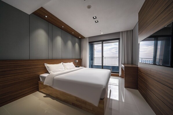 Quarto Duplo Superior, 1 cama queen-size, vista para o oceano | Secretária, Wi-fi grátis