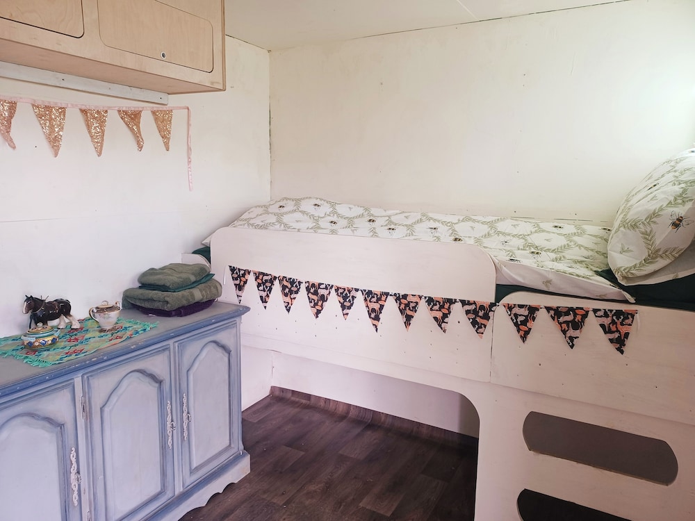 Secluded Converted Horsebox Retreat In Welcombe - The Milky Way Adventure Park