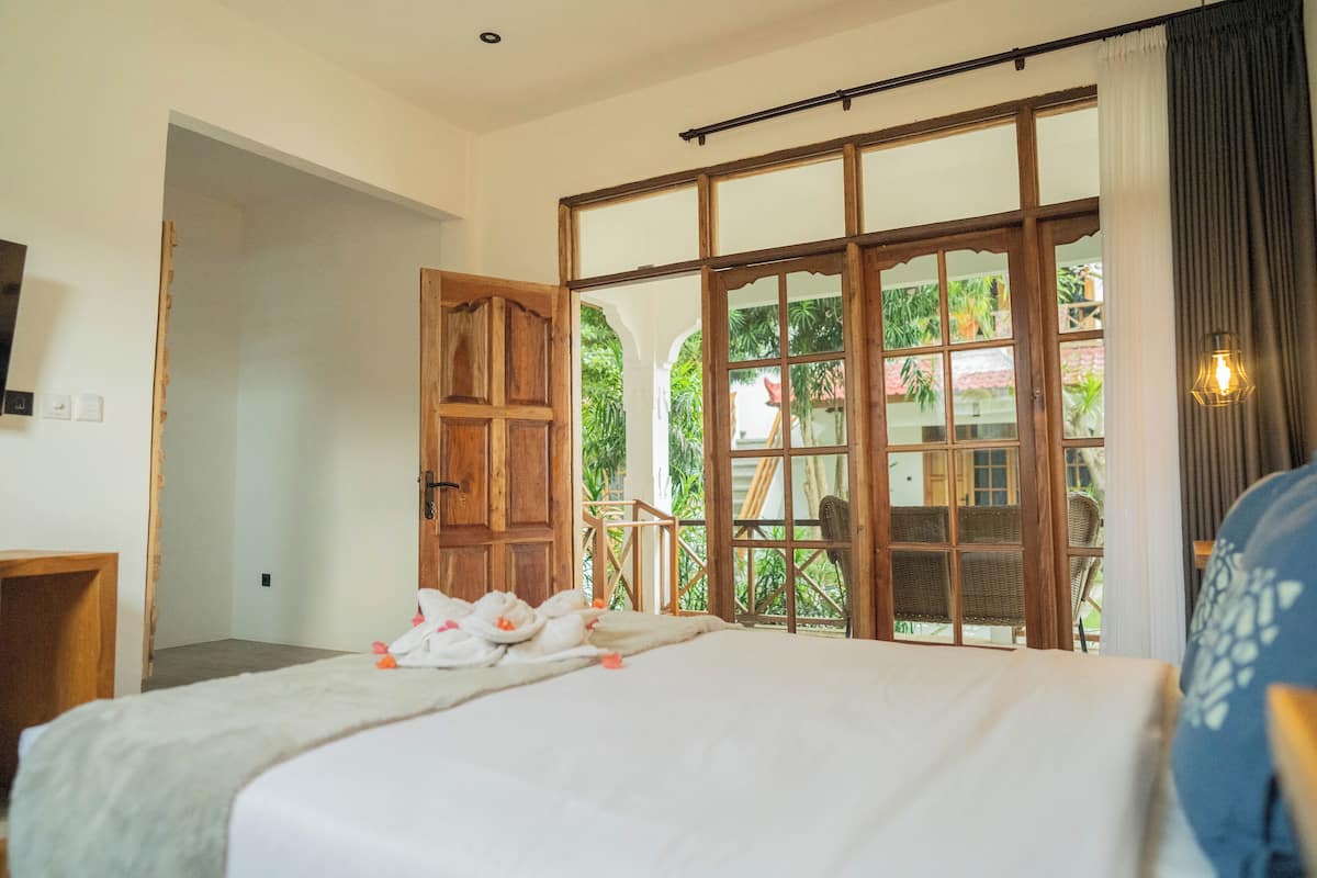 Quarto Duplo Superior, vista para o jardim | Secretária, secretária adequada para computadores portáteis