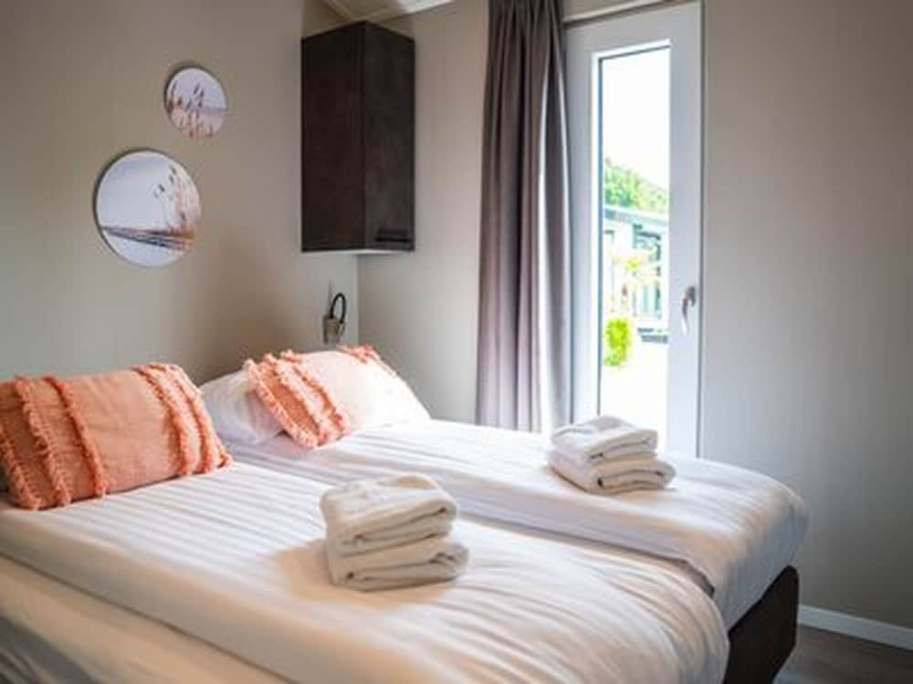 Beautiful Chalet On The Water In A Holiday Park - Eindhoven