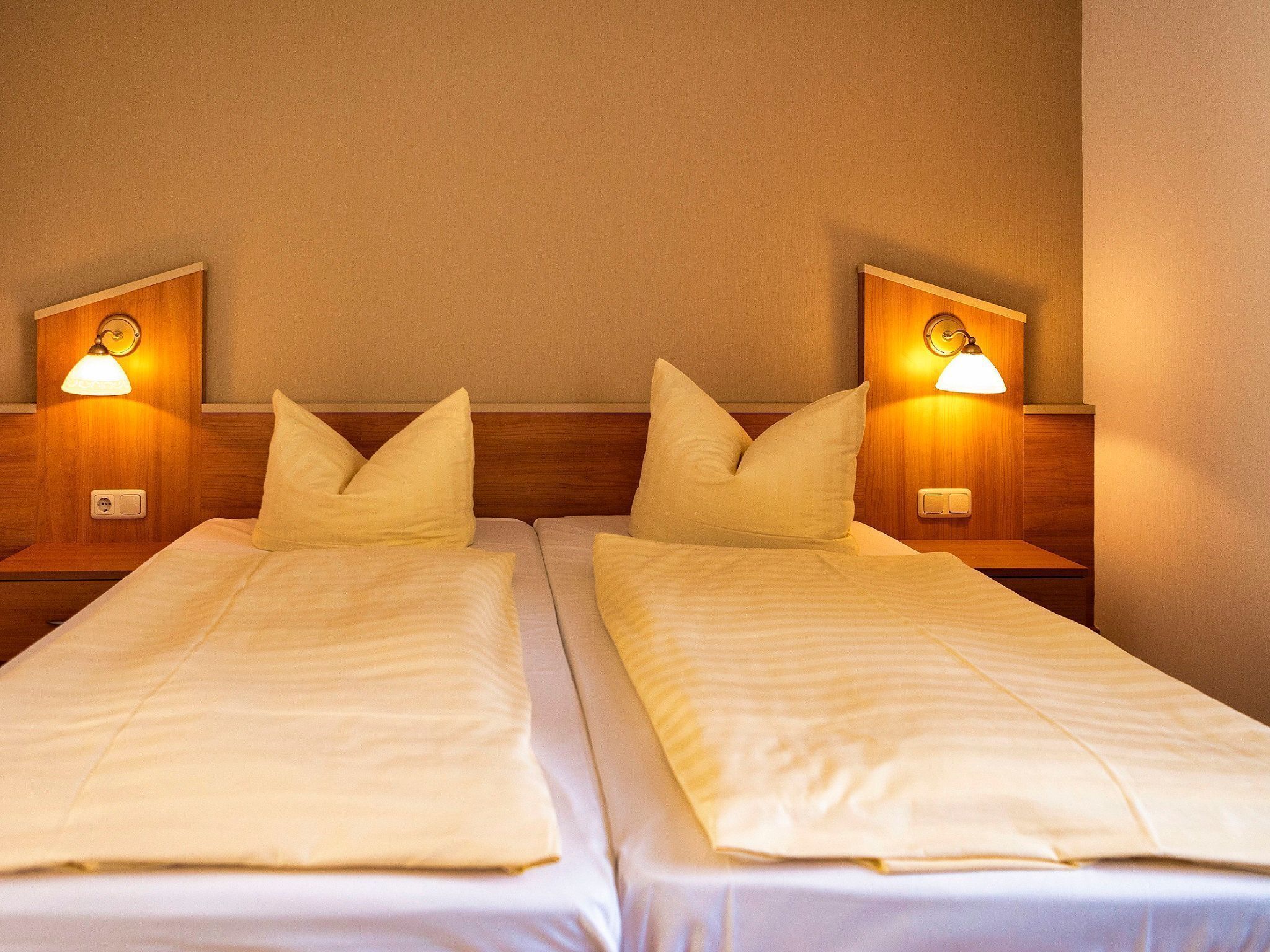 Doppelzimmer Mit Terrasse & Miniküche - Ferienanlage Zum See Hotel - Plau am See