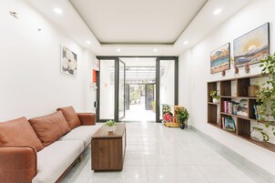 Um interior moderno com sofá, mesa de centro e estante.