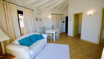 Apartamento, vista para o mar | Sala de estar | Televisor de 32 polegadas com canais digitais