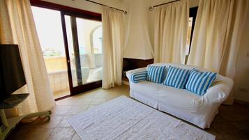 Apartamento, vista para o mar | Sala de estar | Televisor de 32 polegadas com canais digitais