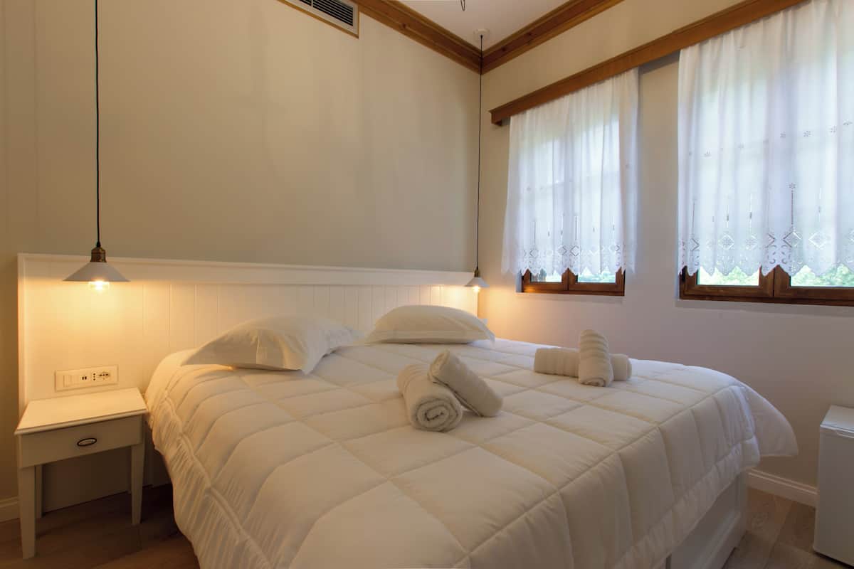 Quarto casal econômico | Frigobar, escrivaninha, espaço de trabalho para notebook