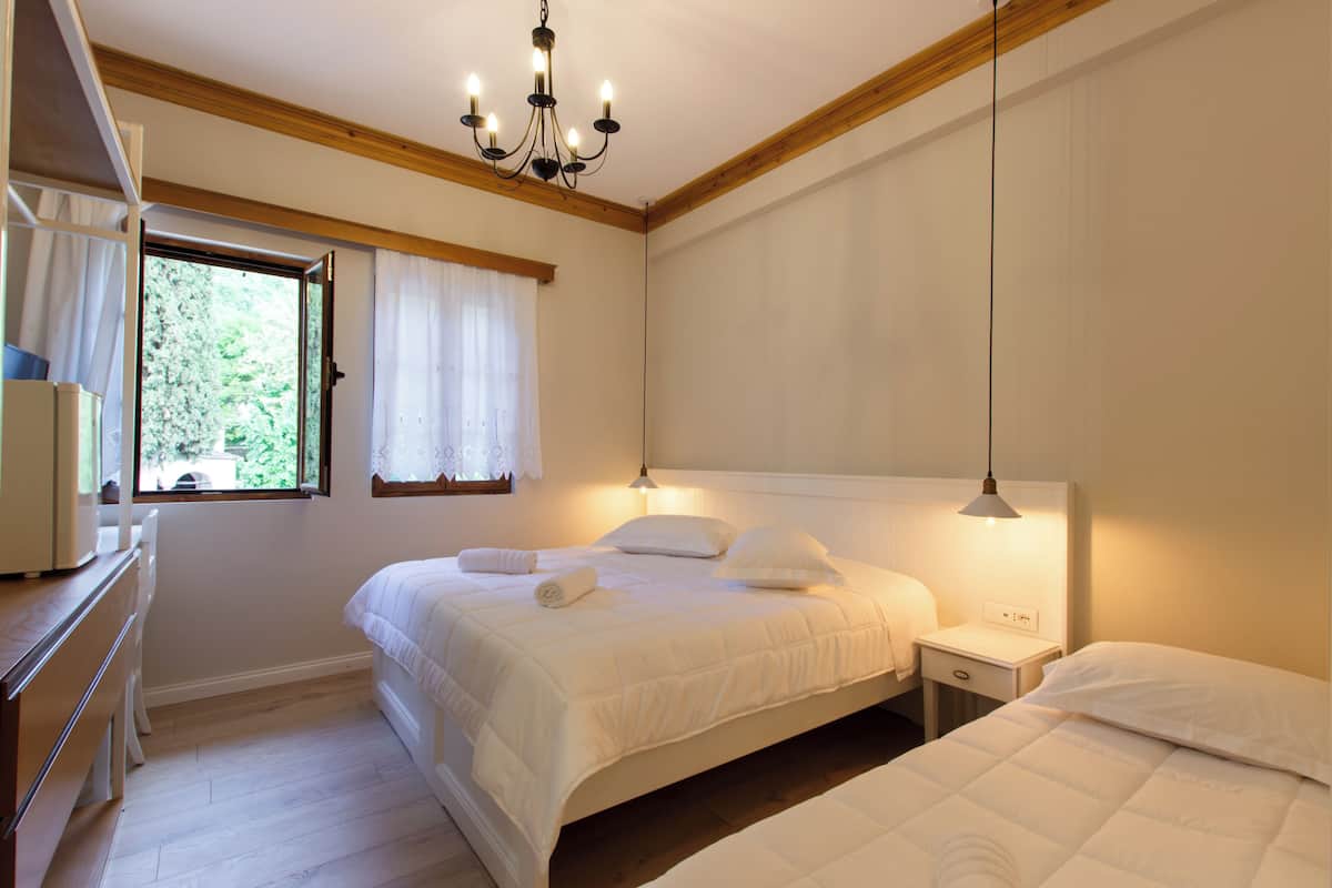 Quarto casal, vista para a montanha | Frigobar, escrivaninha, espaço de trabalho para notebook