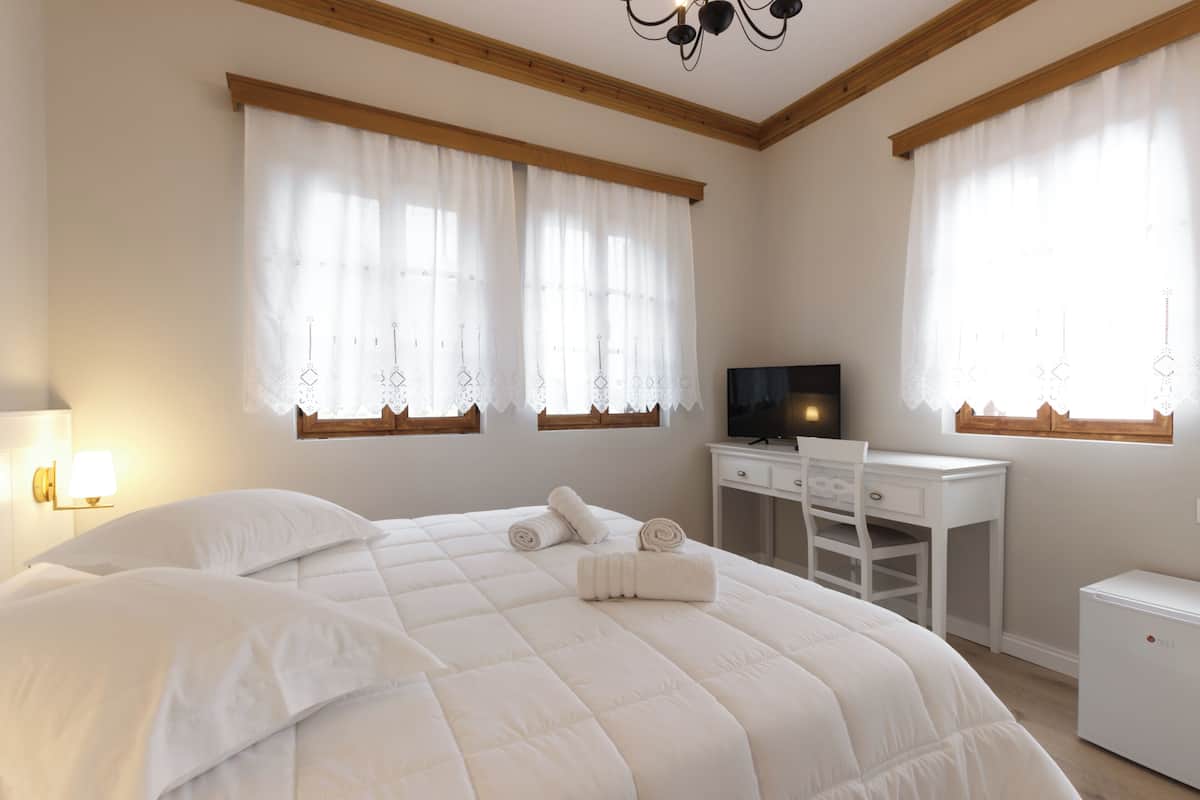 Quarto casal panorâmico, vista para a montanha | Frigobar, escrivaninha, espaço de trabalho para notebook