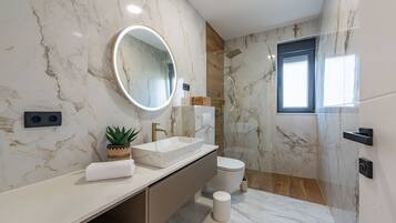 Chuveiro, toalhas de banho
