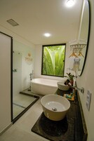 Suite Executiva | Casa de banho | Um polibã, um chuveiro fixo, produtos de higiene exclusivos 