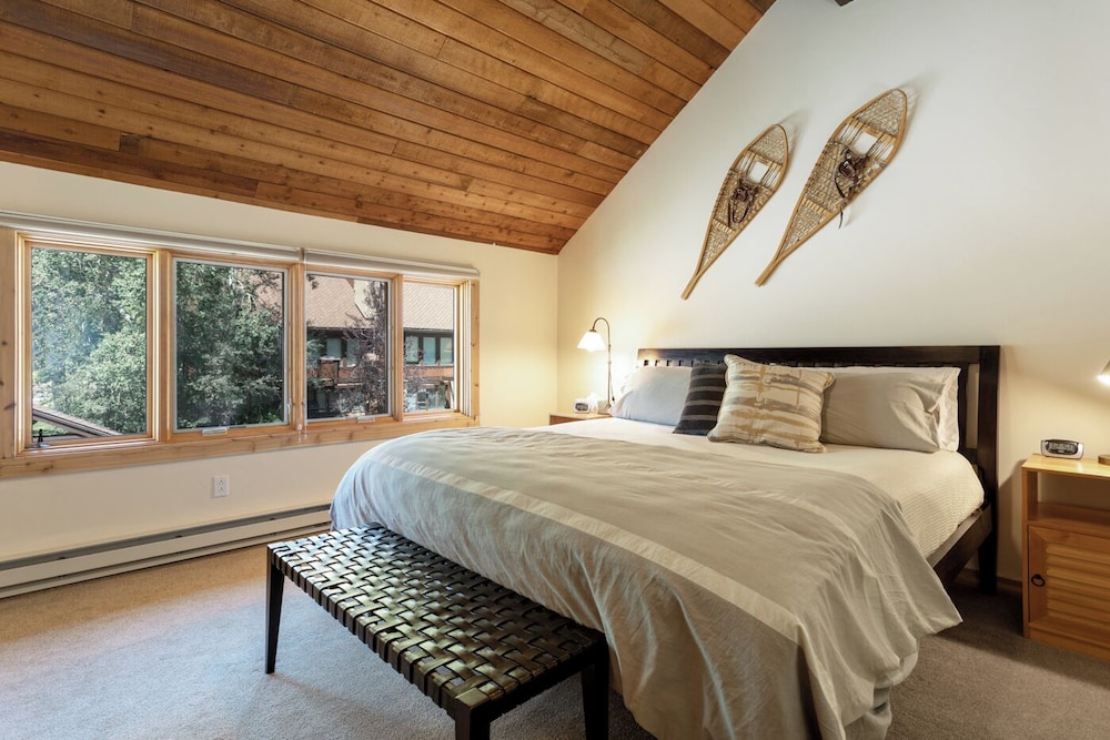 Charming and Upgraded 3 Bedroom Mountain Townhome by Gorecreek Rentals ...