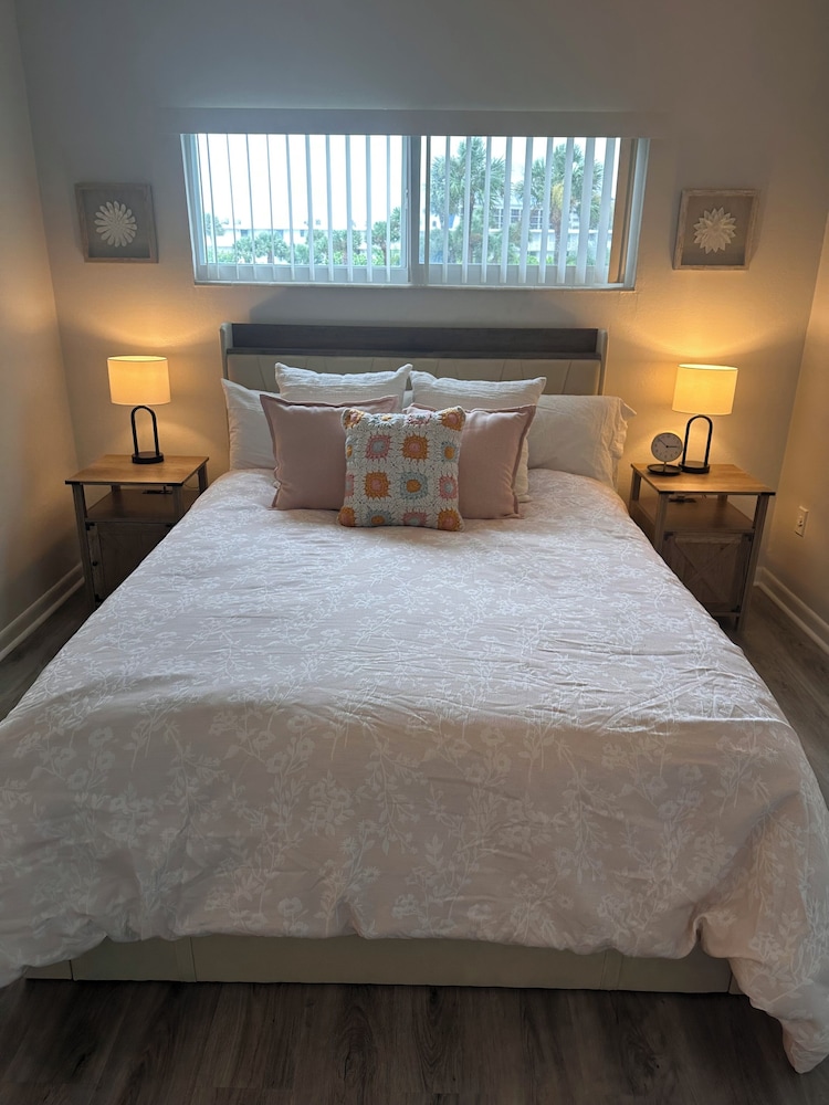 Beautiful 2-bedroom Condo, Cocoa Beach. Ocean, Pool, Tennis, With Ac, Wifi - Cocoa Beach, FL