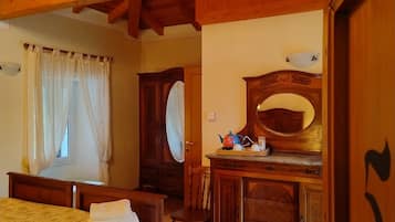 Quarto casal tradicional, sacada, vista parcial para o lago | Individualmente decorados, individualmente mobiliados, escrivaninha