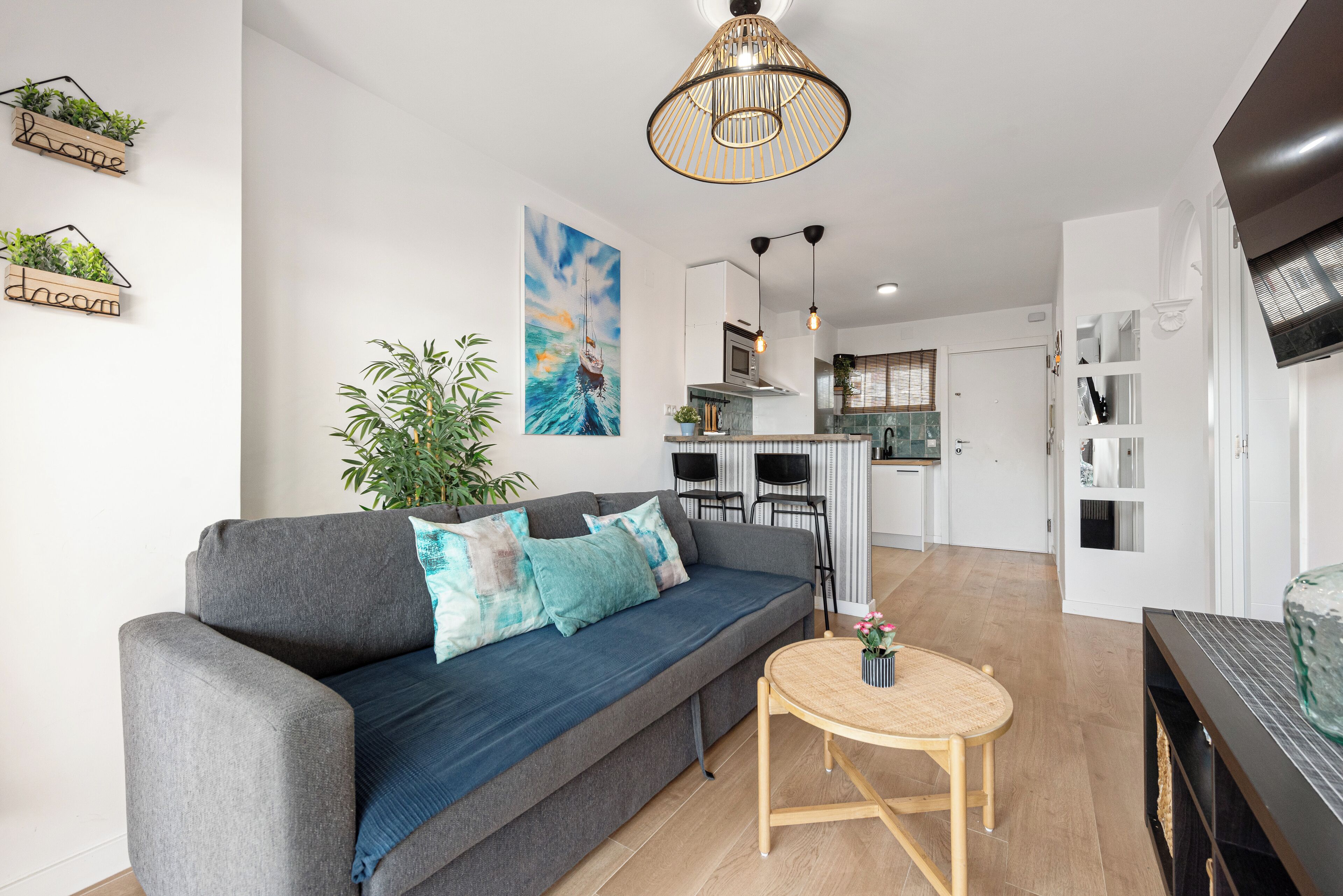 Apartamento conforto, 2 quartos, terraço | Área de estar | TV de tela plana 40 polegadas com canais digitais