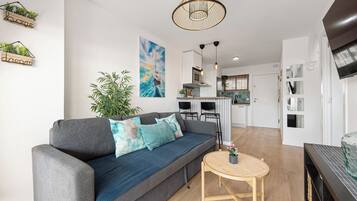 Apartamento conforto, 2 quartos, terraço | Área de estar | TV de tela plana 40 polegadas com canais digitais