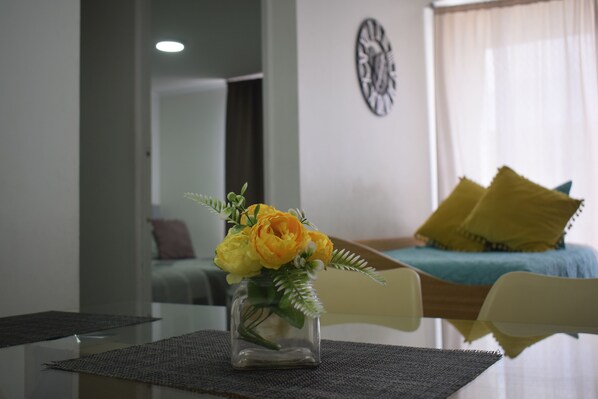 Apartamento luxo, várias camas, para não fumantes, vista para o jardim | Área de estar | TV LED 42 polegadas com canais a cabo