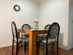 Apartamento Standard, várias camas, não fumadores, kitchenette | Sala de estar | Televisor LED de 42 polegadas com canais por cabo 
