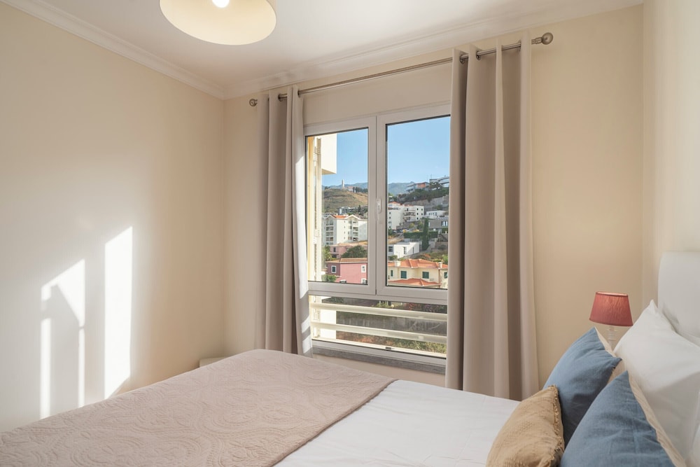 Apartment With Balcony And Pool - Green Park - Madeira