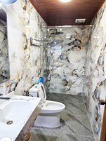 Quarto Duplo, vista para a montanha | Casa de banho | Um polibã, um secador de cabelo, roupões, chinelos