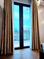 Cofres nos quartos, escrivaninha, cortinas blackout