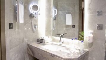 Um polibã, um secador de cabelo, chinelos, sabão