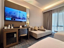 Standard Twin Room with Sofa | Cortinas/cortinados opacos, quartos insonorizados 