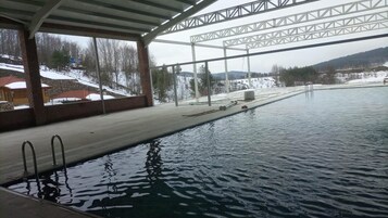 Piscina interna, piscina externa, espreguiçadeiras