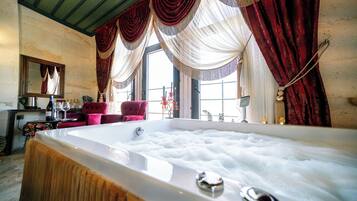 Jacuzzi Deluxe | Roupa de alta qualidade, minibar, com decoração personalizada