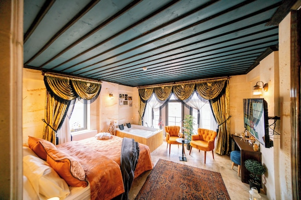 Jacuzzi Deluxe | Roupa de alta qualidade, minibar, com decoração personalizada